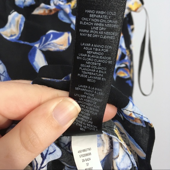 White House Black Market | Tops | Nwt Whbm Off The Shoulder Floral ...